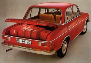 アウディ F103 (1965-1972)：戦後初めてアウディの車名が与えられたモデル | ビークルズ